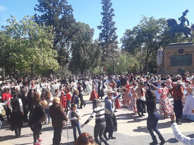 Más de 200 bailarines participaron del Gran Pericón Nacional - Notas ...
