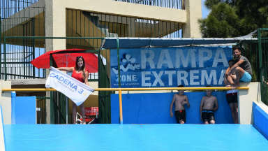 La rampa acuática "extrema" del parque acuático Wave Zone - Operativo ...