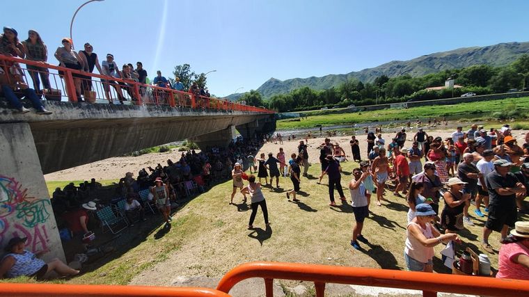 El folclore se mudó al río Cosquín con la Peña de Cadena 3 - Festivales ...