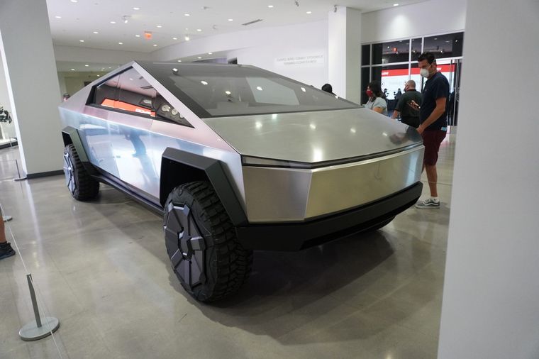 La Tesla Cybertruck se exhibe en público por primera vez - Industria ...