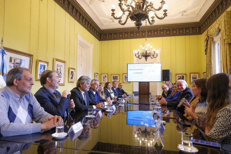 El Gobierno otorgó un nuevo aumento de 10% a científicos y becarios de Conicet - Noticias ...